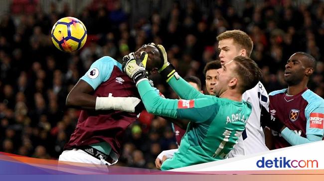 Ups! Maksud Adrian Tangkap Bola, yang Kena Malah Kepala Rekannya
