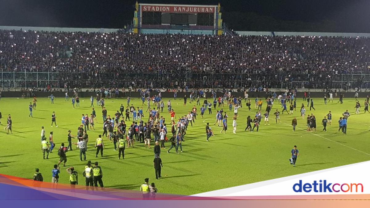 Foto: Rusuh Suporter di Laga Arema vs Persib