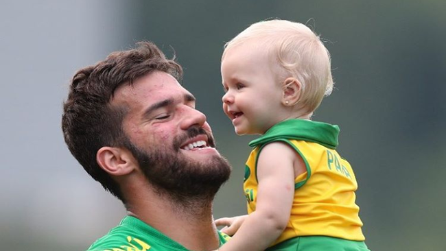 Sisi Kebapakan Kiper Brasil yang Disebut Mirip Chris Hemsworth - Foto 1