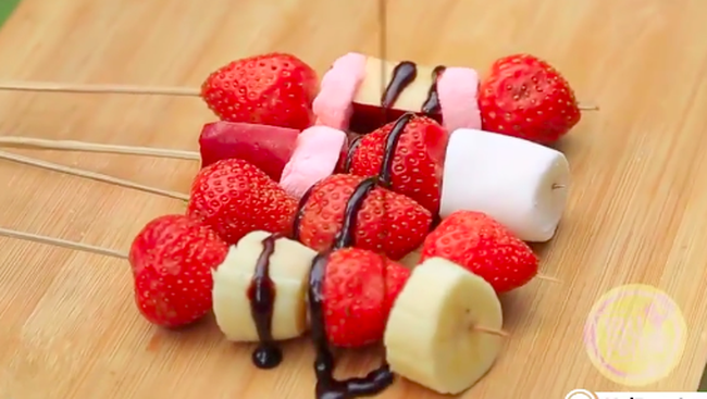 Resep Sate Buah Berbalur Cokelat untuk Camilan Anak