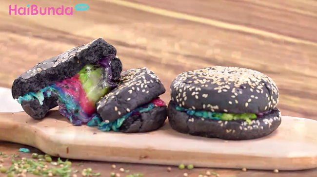 Resep Burger Hitam Rainbow Cheese, Tampilan Unik Warna Menarik