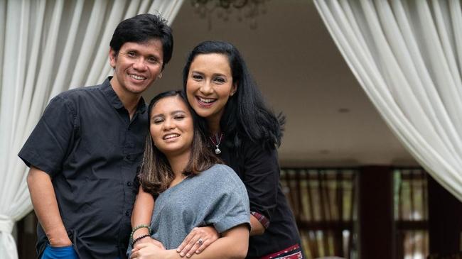 Cara Shahnaz Haque dan Suami Latih Anak dengan 'Tough Love'