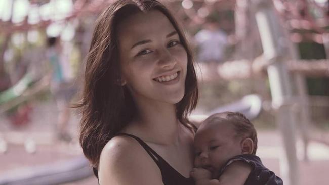 7 Potret Pesinetron yang Kini Jadi Ibu Muda Dahlia Poland dan Dua Anaknya - Foto 1