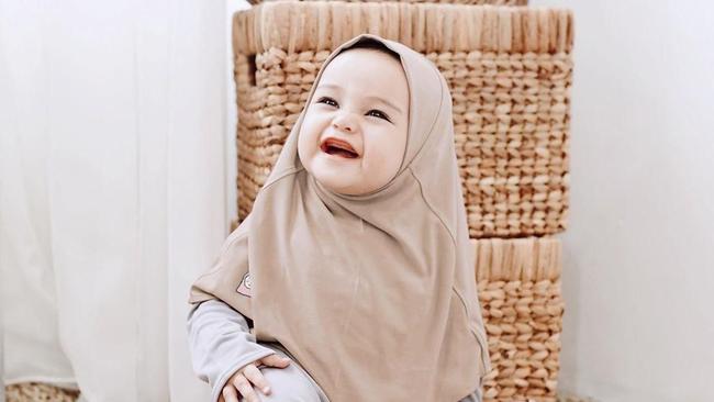 7 Foto Anak Selebgram Hamidah Rachmayanti, Cute Banget Pakai Hijab - Foto 1