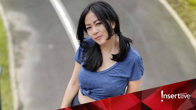 8 Pesona Tante Atien yang Nggak Kalah Seksi dari Tante Ernie - Foto 1