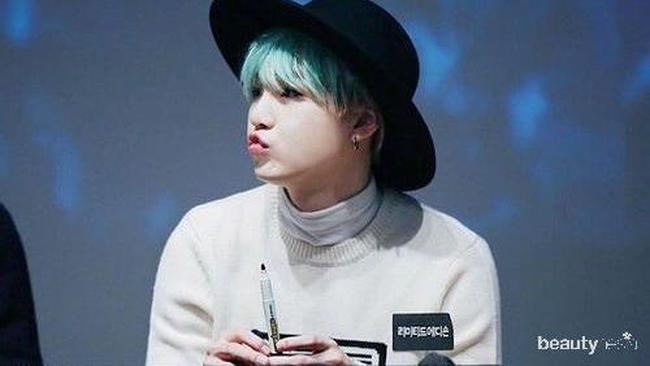 Imutnya 8 Potret Suga BTS Pasang Muka Duck Face