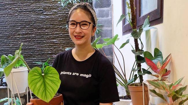 5 Artis Dibesarkan Ortu Beda Agama, Novita Angie Rayakan Lebaran dan Natal