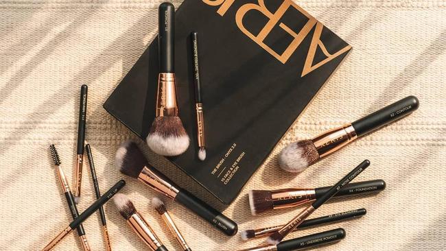 3 Rekomendasi Brush Makeup Satu Set untuk Pemula