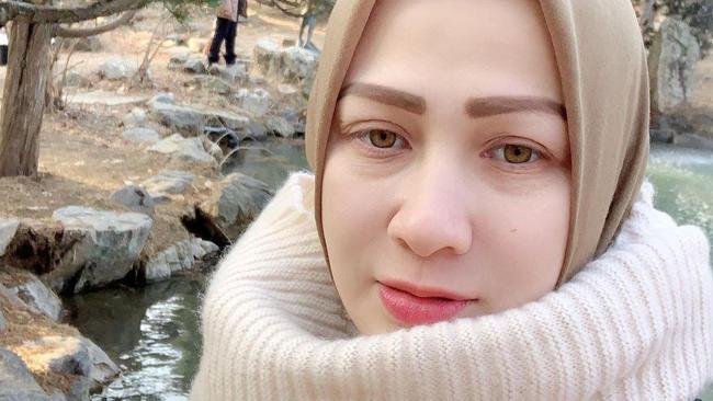 Tak Banyak yang Tahu, Intip 7 Potret Cantiknya Istri Komedian Bedu - Foto 1