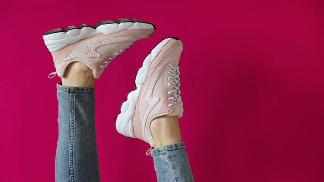 Sepatu Sneakers Tahun 70an yang Tetap Keren Dipakai di Tahun Depan