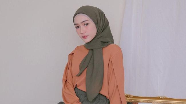 5 Inspirasi Gaya Hijab Simpel dan Menawan ala Selebgram Sinta Sri Antan