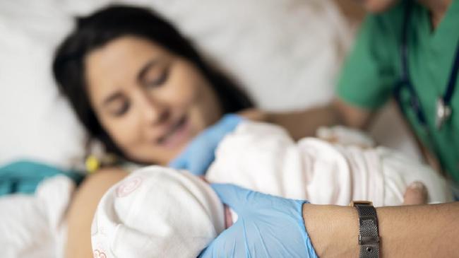 Inisiasi Menyusu Dini (IMD): Manfaat dan Tahapannya yang Benar