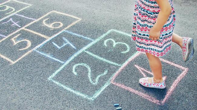 3 Permainan Tradisional yang Bisa Alihkan Perhatian Si Kecil dari Gadget