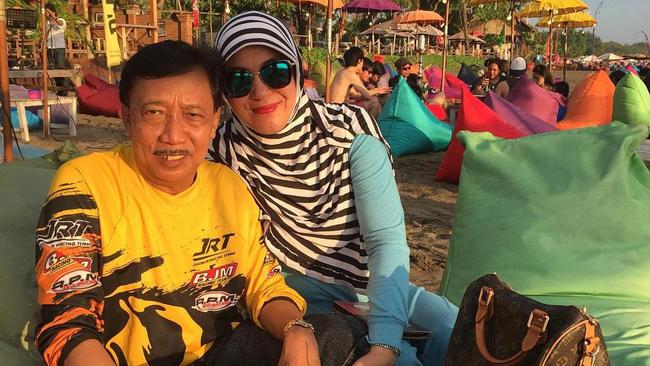 5 Potret Doyok dan Istri yang 25 Tahun Lebih Muda, Tetap Harmonis Bun ...