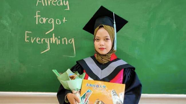 Kisah Haru Anak Sopir Angkot Lulus S1 Taiwan, Air Mata Sang Ayah Sampai ... Kisah Haru Anak Sopir Angkot Lulus S1 Taiwan, Air Mata Sang Ayah Sampai ...