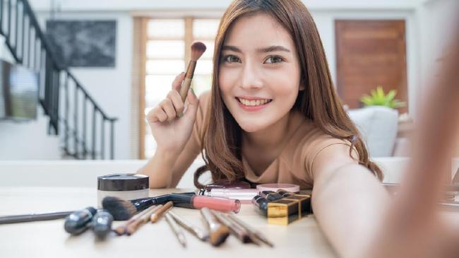 9 Cara dan Tips Make Up Natural untuk Lebaran, Tampil Glowing & Cantik