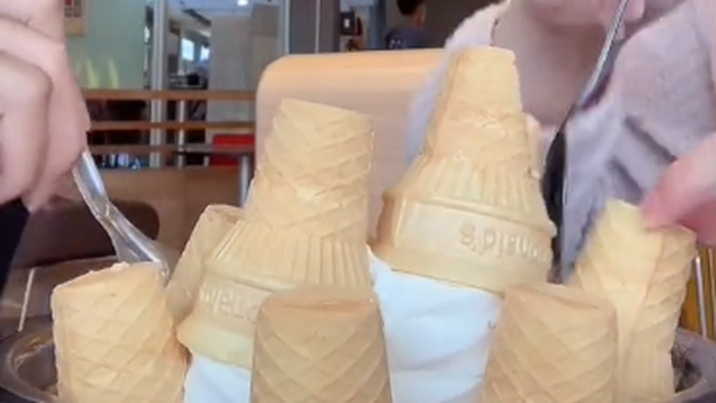 Viral Cara Baru Makan Es Cone, Ada yang Coba Es Krim Seharga Rp6,5 Juta Bun