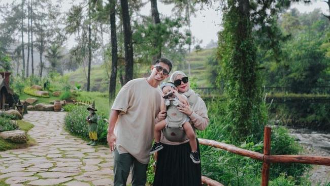 5 Potret Fitrop Umumkan Hamil Anak Kedua, Caranya Unik dengan Neon ...