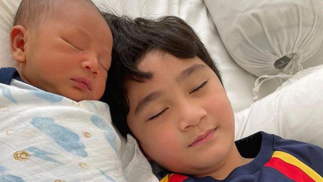 7 Potret Rafathar Malik Ahmad Bersama Sang Adik, Akur Sampai Tidur ...