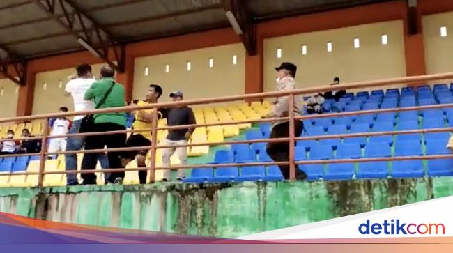 Viral Eks Pemain Timnas Indonesia Saktiawan Sinaga Tendang Penonton Viral Eks Pemain Timnas Indonesia Saktiawan Sinaga Tendang Penonton