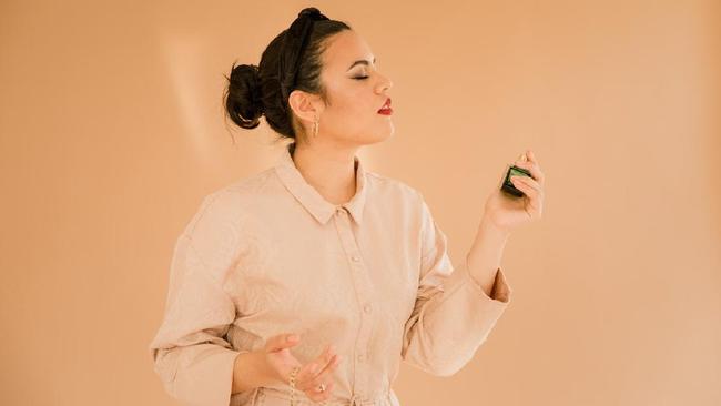 Ingin Wangi Tahan Lama? Semprotkan Parfum di 8 Titik Ini agar Harum ...