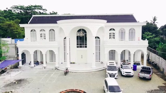 9 Potret Rumah Mewah Milik Sultan Gunung Sindur, Serba Putih bak Istana - Foto 1