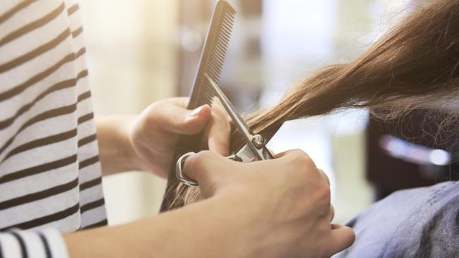 3 Mitos & Fakta Seputar Potong Rambut Saat Hamil