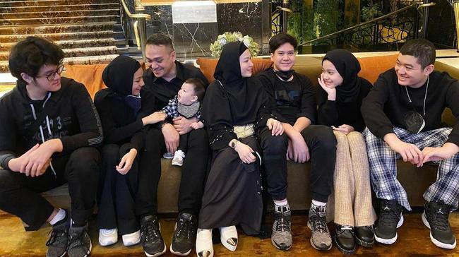 7 Potret Keluarga Lyra Virna dan Fadlan, Makin Kompak Bareng 6 Anaknya - Foto 1