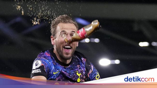 Foto Selebrasi Tendang Botol Coca Cola ala Harry Kane