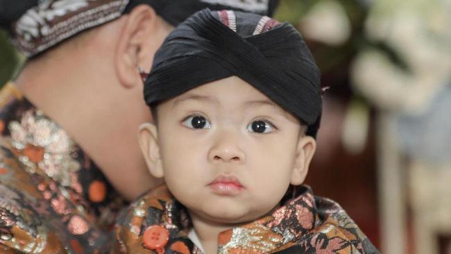 7 Potret Acara Tedak Siten Anak Tata Janeeta, Gemasnya Baby R Pakai Blangkon - Foto 1