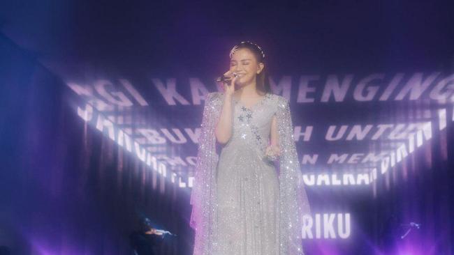 Potret Gaya Rossa yang Glamor dan Berkilauan di 'Rossa 25 Shining Years ...