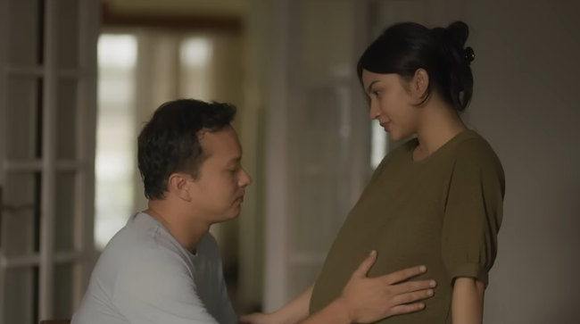 Film Sayap-Sayap Patah Rilis Poster, Tampilkan Potret Mesra Nicholas Saputra dan Ariel Tatum