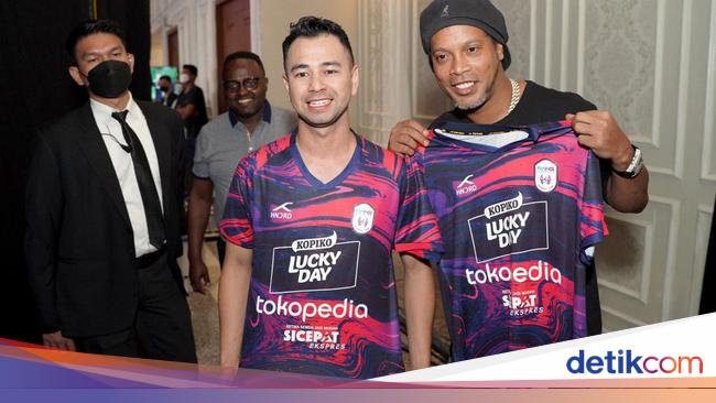 Senyum Ronaldinho saat Kenalkan Jersey Rans Nusantara FC