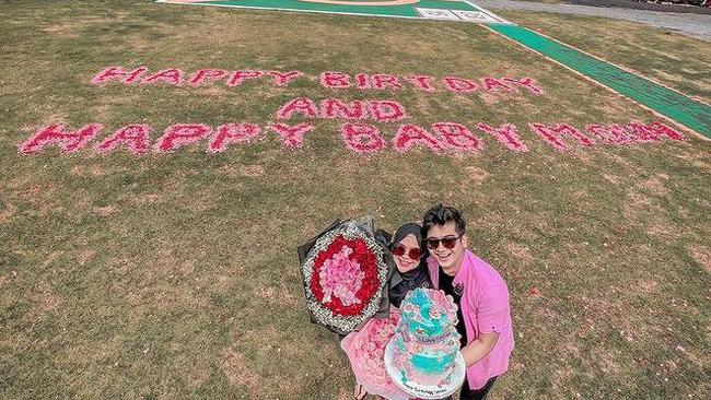 7 Potret Ria Ricis Sedang Hamil Besar, Berenang di Laut dengan Kostum ...