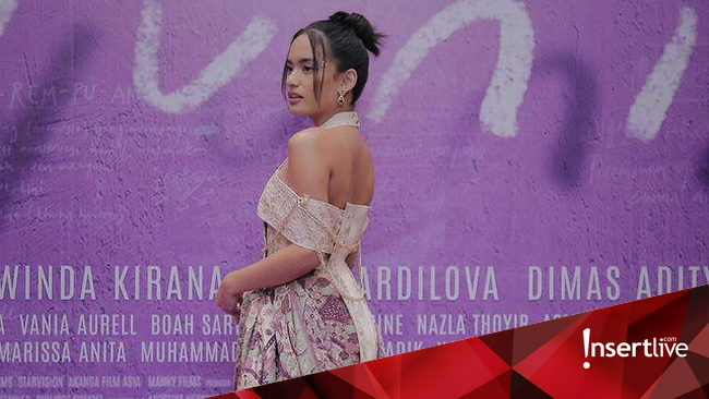 8 Gaya Unik Arawinda, Berkain hingga Pamer Punggung Mulus - Foto 1