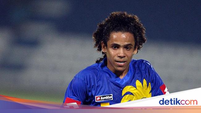 Elton Arabia: Pesepakbola Pro Termungil Dunia, 15 Cm di Bawah Messi