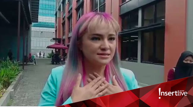 Unggah Potret Genggam Tangan Pria, Kekasih Baru Marshanda?