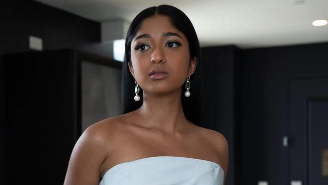 5 Potret Menawan 'Devi Never Have I Ever Netflix' alias Maitreyi ...