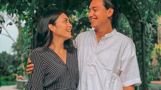 Adipati Dolken & Istri Gelar Tradisi Mitoni, Gender Reveal ala Adat ...