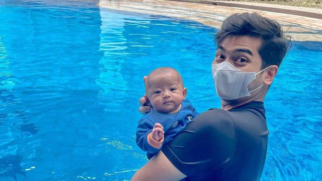 7 Potret Anak Artis Belajar Berenang Sejak Bayi, Putri Ria Ricis Usia 1 ...