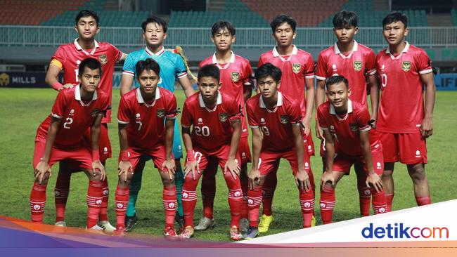 Begini Cara Fakhri Husaini Semangati Timnas Indonesia U-17 Begini Cara Fakhri Husaini Semangati Timnas Indonesia U-17