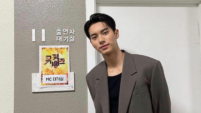 Jadi Partner MC Jang Woonyoung di Music Bank, Intip Fakta Menarik Lee Chaemin yang Curi ...