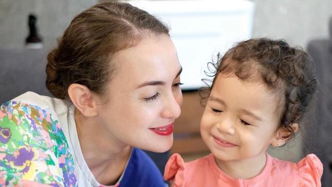 7 Potret Kebersamaan Rianti Cartwright dan Putrinya Cara Rose yang ...