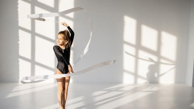 4 Contoh Gerakan Senam Irama Menggunakan Alat untuk Anak