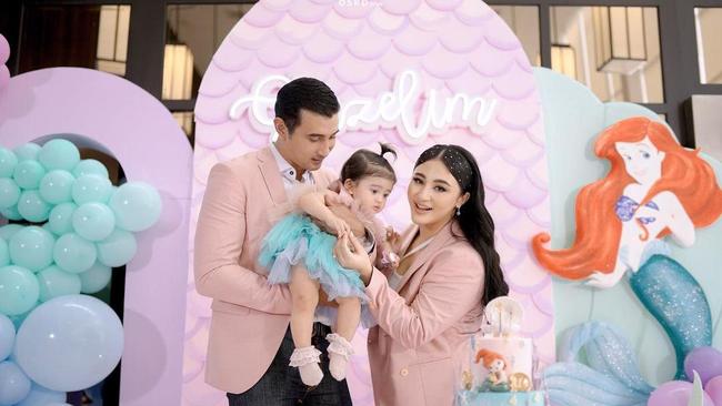 7 Potret Ultah Pertama Guzel Anak Ali Syakieb, Sering Disebut Boneka Barbie - Foto 1