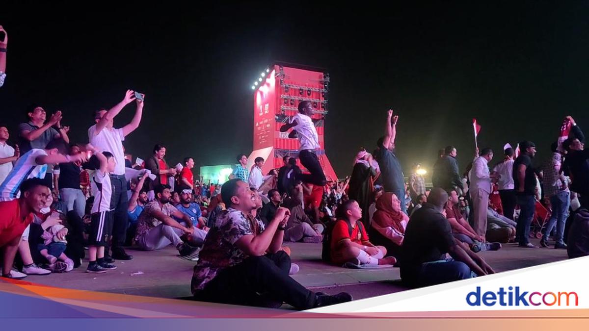 Ekspresi Suporter Qatar Nonton di FIFA FanFest: Lompat Hingga Push Up