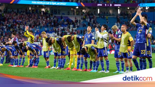 Pemain dan Pelatih Jepang Bungkuk di Hadapan Fans Usai Tersingkir
