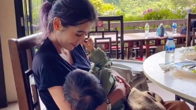 5 Potret Bunda Seleb yang Tetap Semangat Menyusui saat Jalani Aktivitas di Luar Rumah - Foto 1