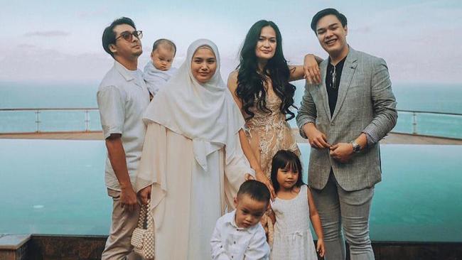 Potret Donna Harun Bersama Anak & Cucu, Dipuji Mirip Artis Korea Kim ...