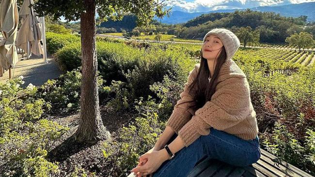 5 Ide Outfit dengan Celana Jeans ala Jessica Jung, Modis dan Edgy